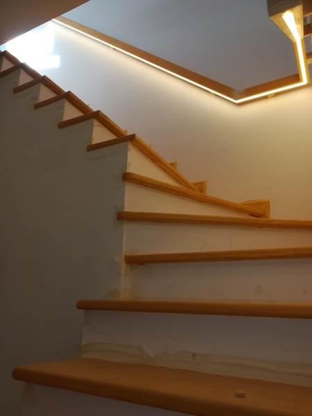 Foto: Instalação de Fita de Led No Corre Mão das Escadas (depois) de ...