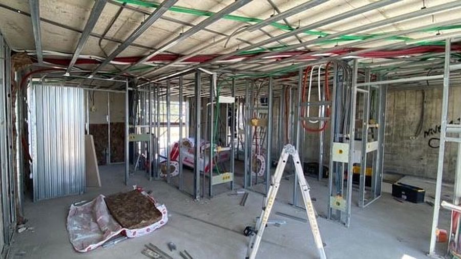 Foto: Estrutura de Tecto Falso e Paredes de Aplus-Ec Soares #369445 ...