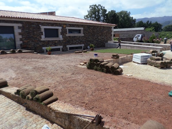 Foto: Aplicação de Relva Natural de Inovajardins - Espaços Verdes ...