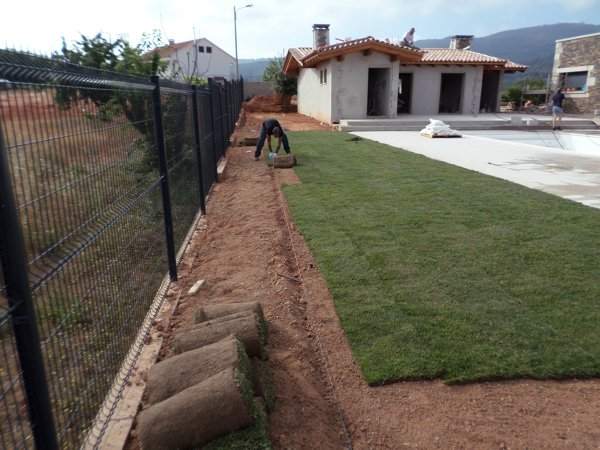 Foto: Aplicação de Relva Natural de Inovajardins - Espaços Verdes ...