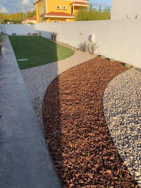 Foto: Tapete de Relva, Plantações e Revestimento com Inertes de ...